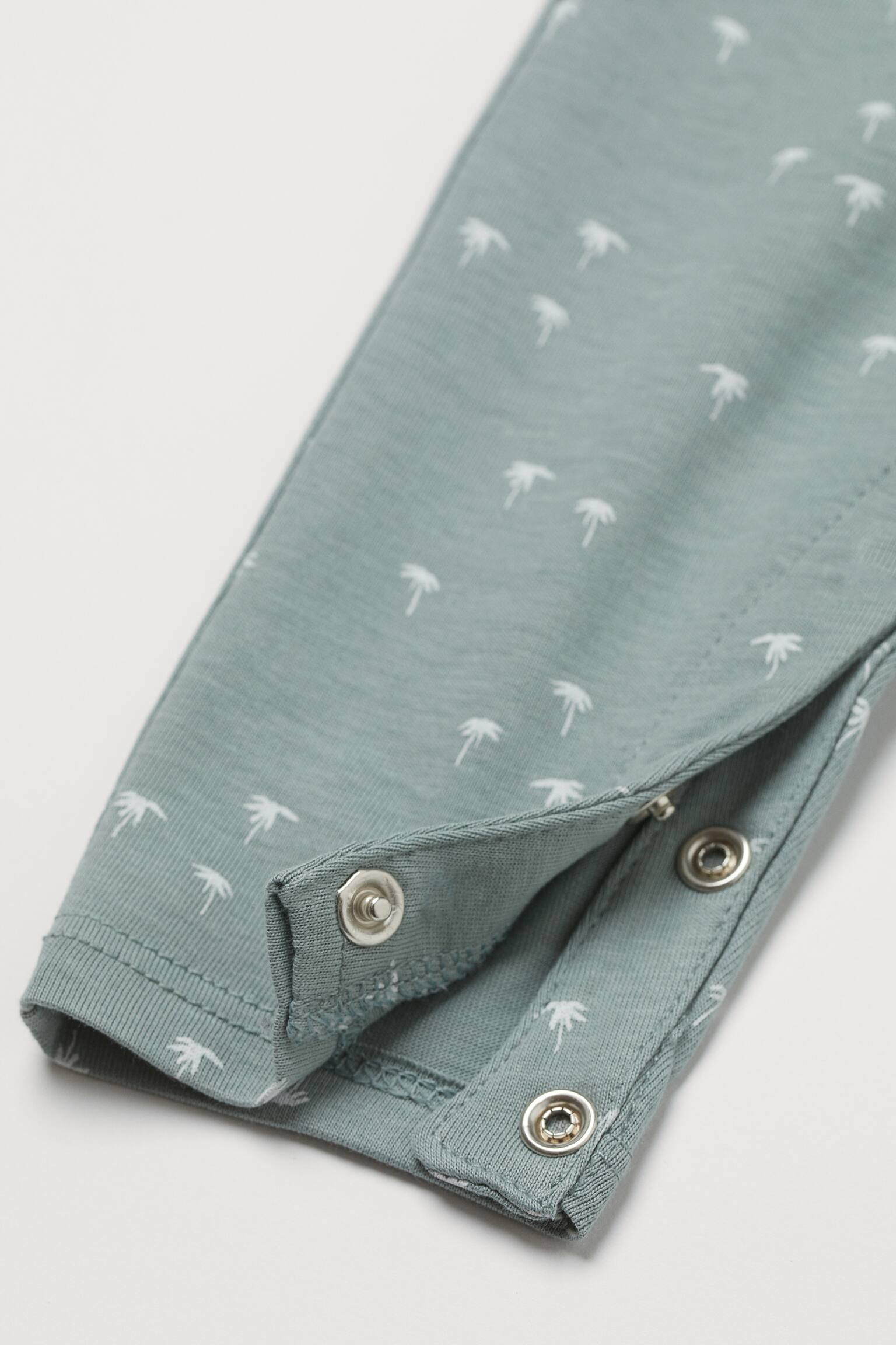 Strampler aus Baumwolljersey - Mattgrün/Palmen - Kids | H&M DE