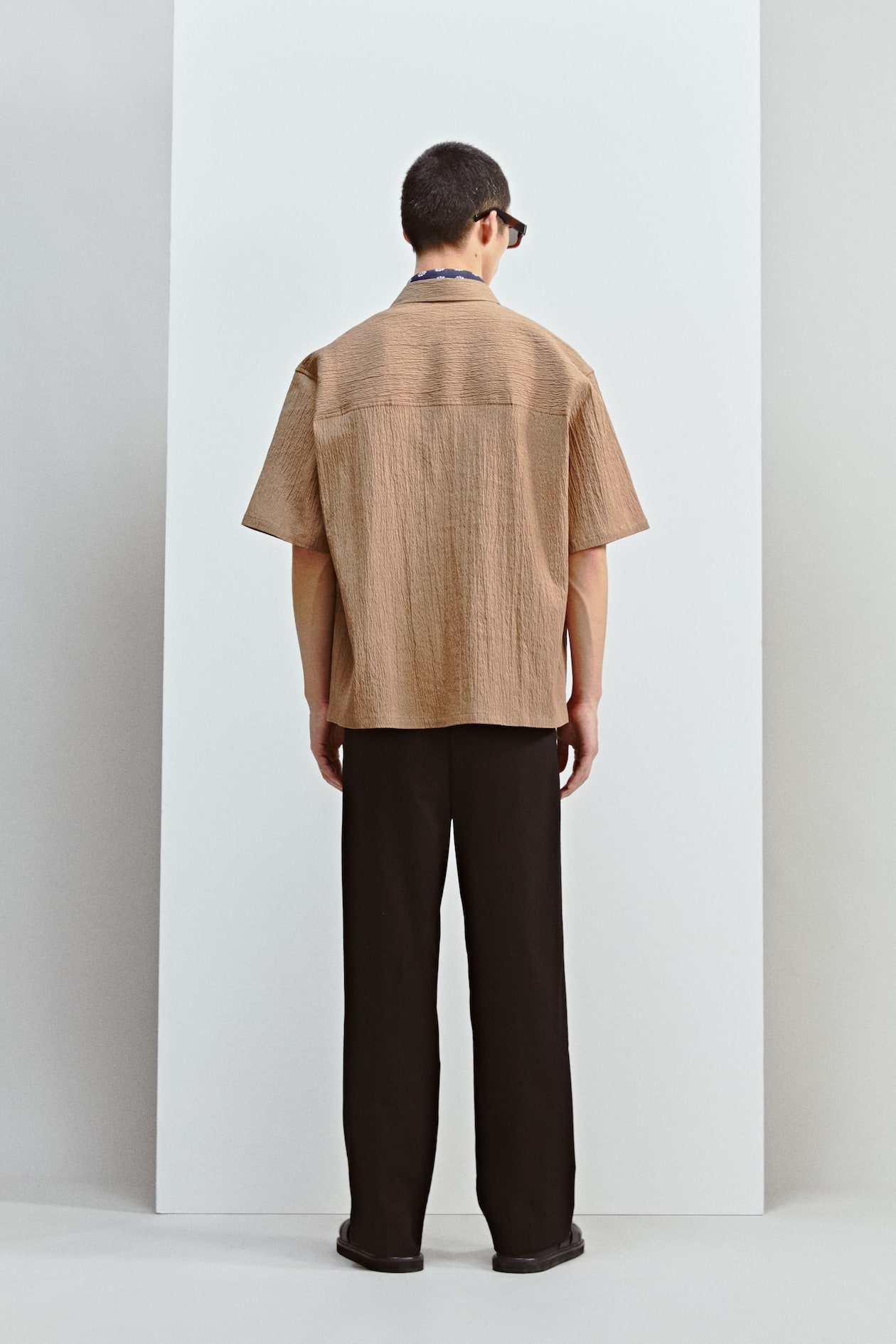 ルーズフィット クリンクルシャツ - ダークベージュ - Men | H&M JP