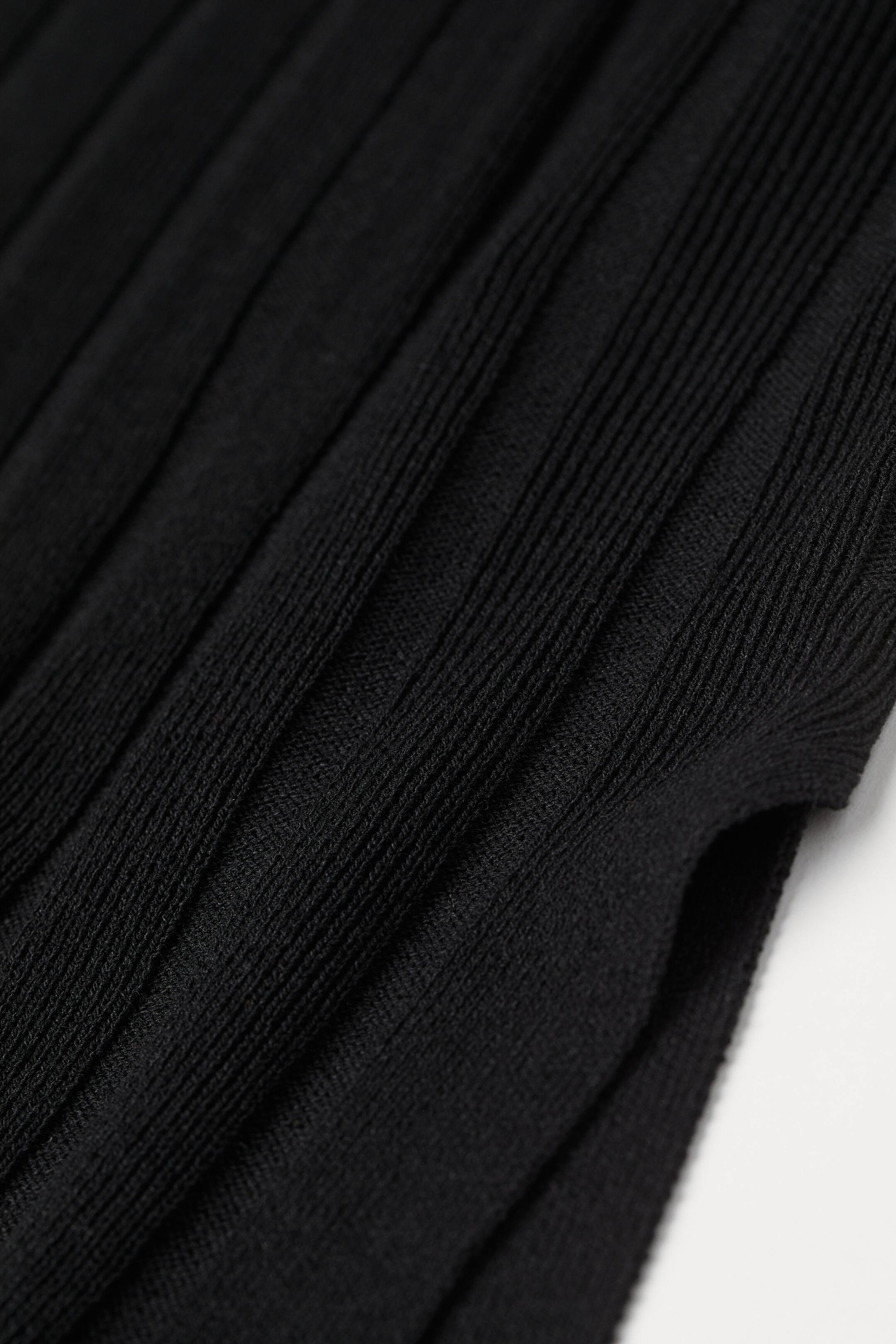 Ribbestrikket kjole - V-ringning - Kort erme - Sort - DAME | H&M NO