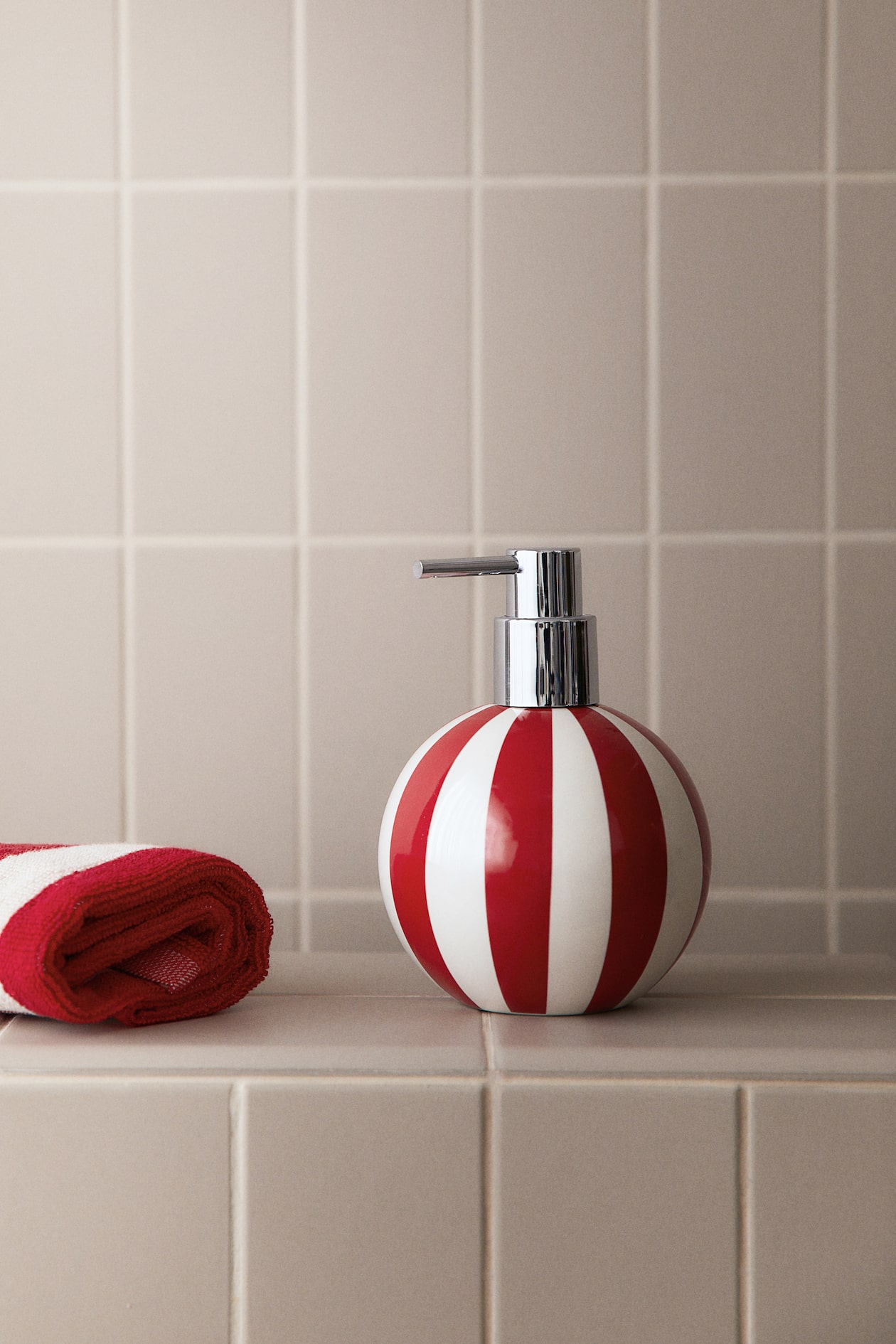 Round soap dispenser - Bright red/Striped - Home All | H&M GB