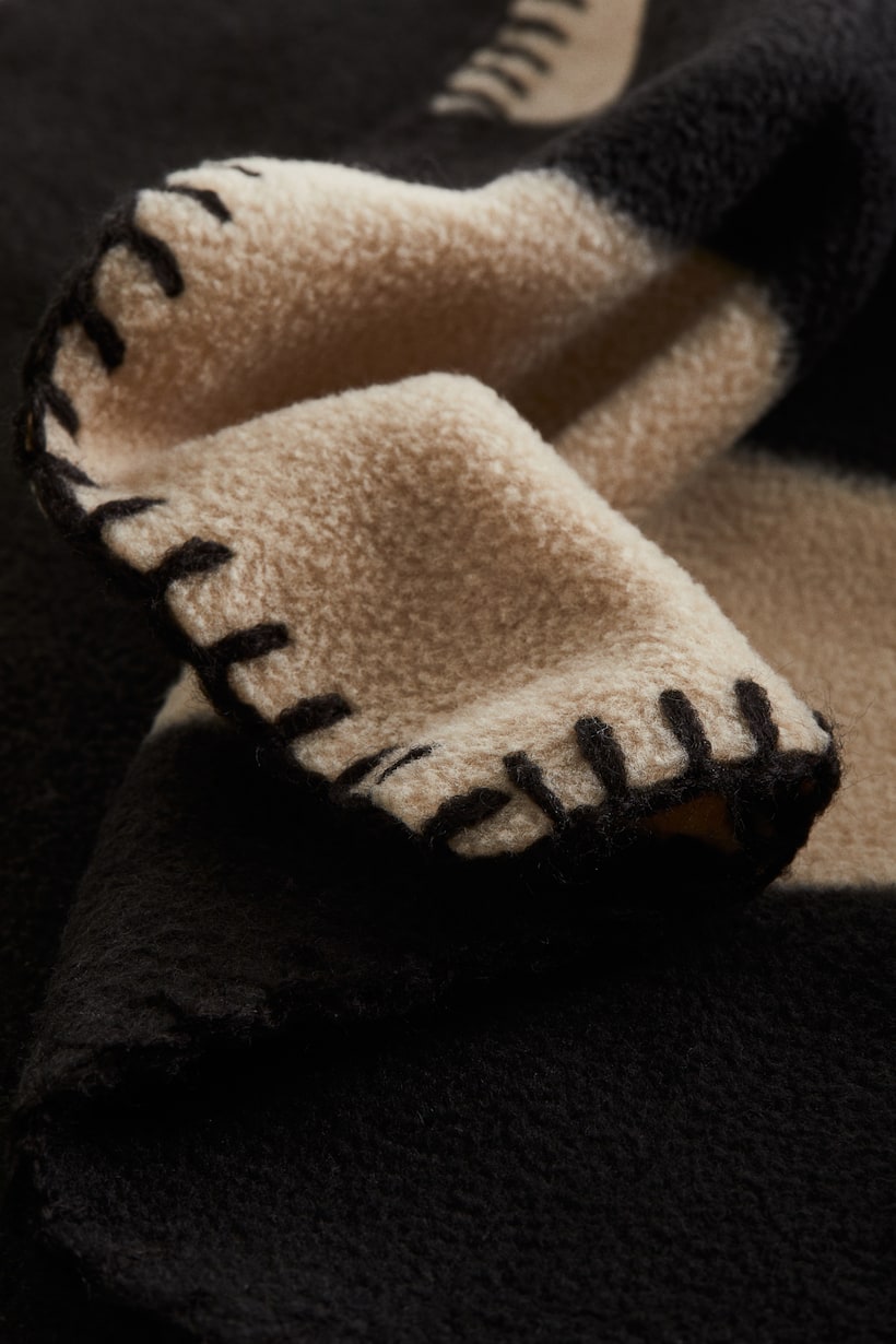 Beige/Patterned Patterned fleece blanket at H&M Home | H&M GB