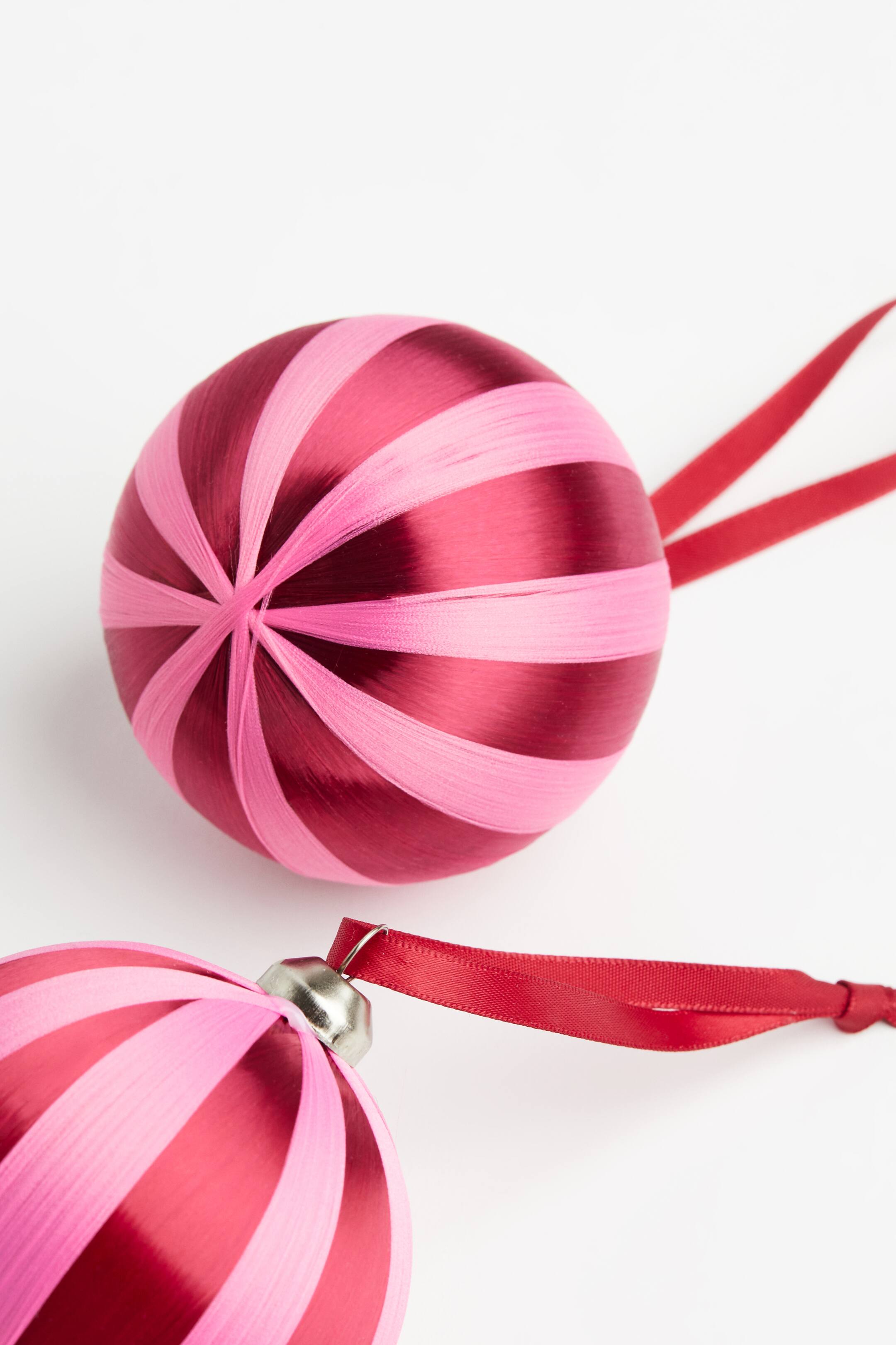Satin thread bauble - Burgundy/Light pink - Home All | H&M GB