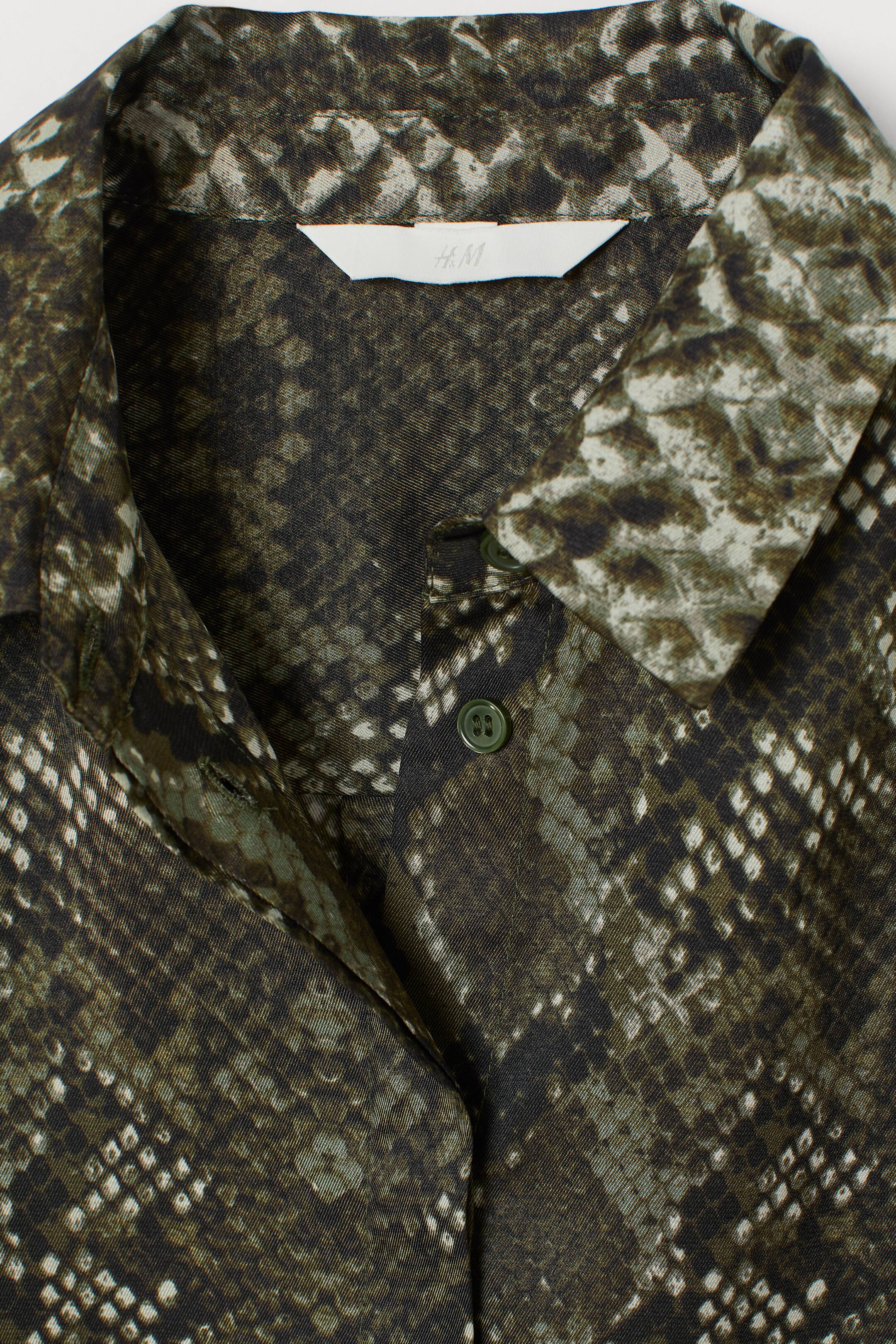 Πουκάμισο με δετή ζώνη - Dark green/Snakeskin-patterned - Ladies | H&M GR