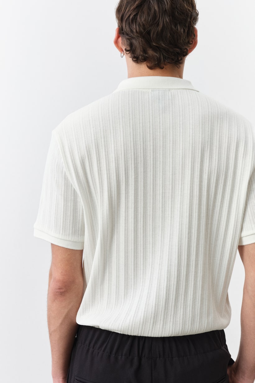 Playera polo Slim Fit en punto texturizado - Crema - Men | H&M MX