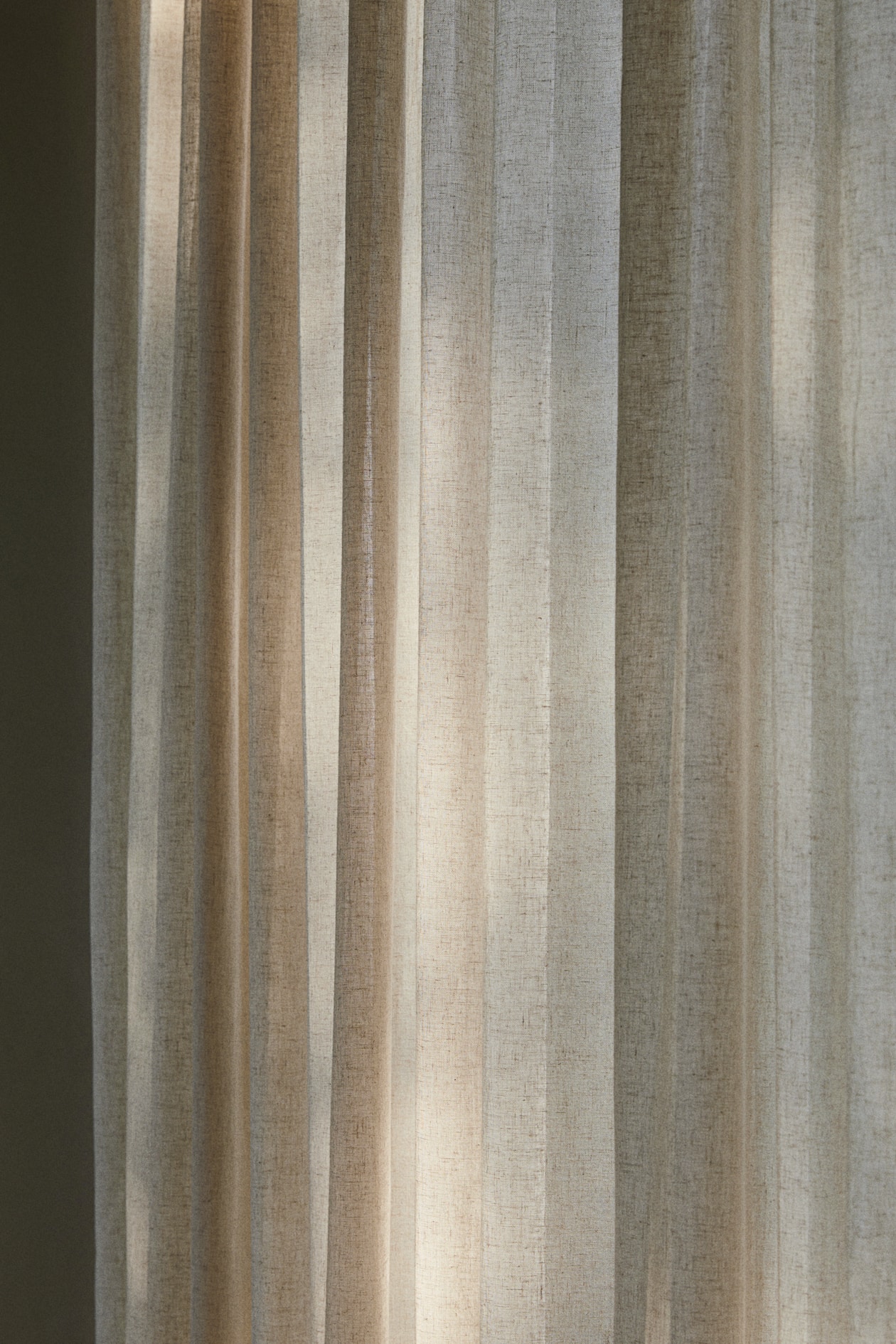 Light beige 1-pack Wide Linen-blend Curtain Panel at H&M Home | H&M US