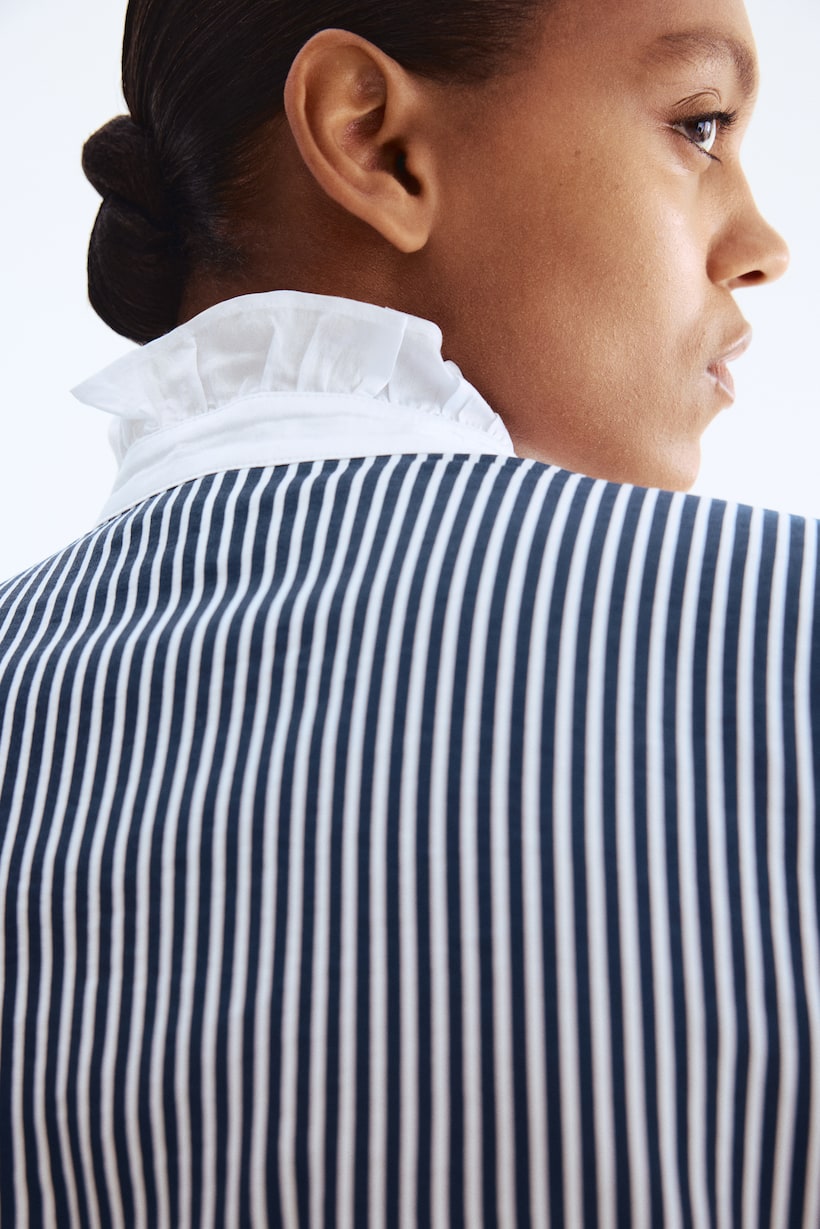 Blusa con cuello de olán - Azul marino/Rayas blancas - Ladies | H&M MX