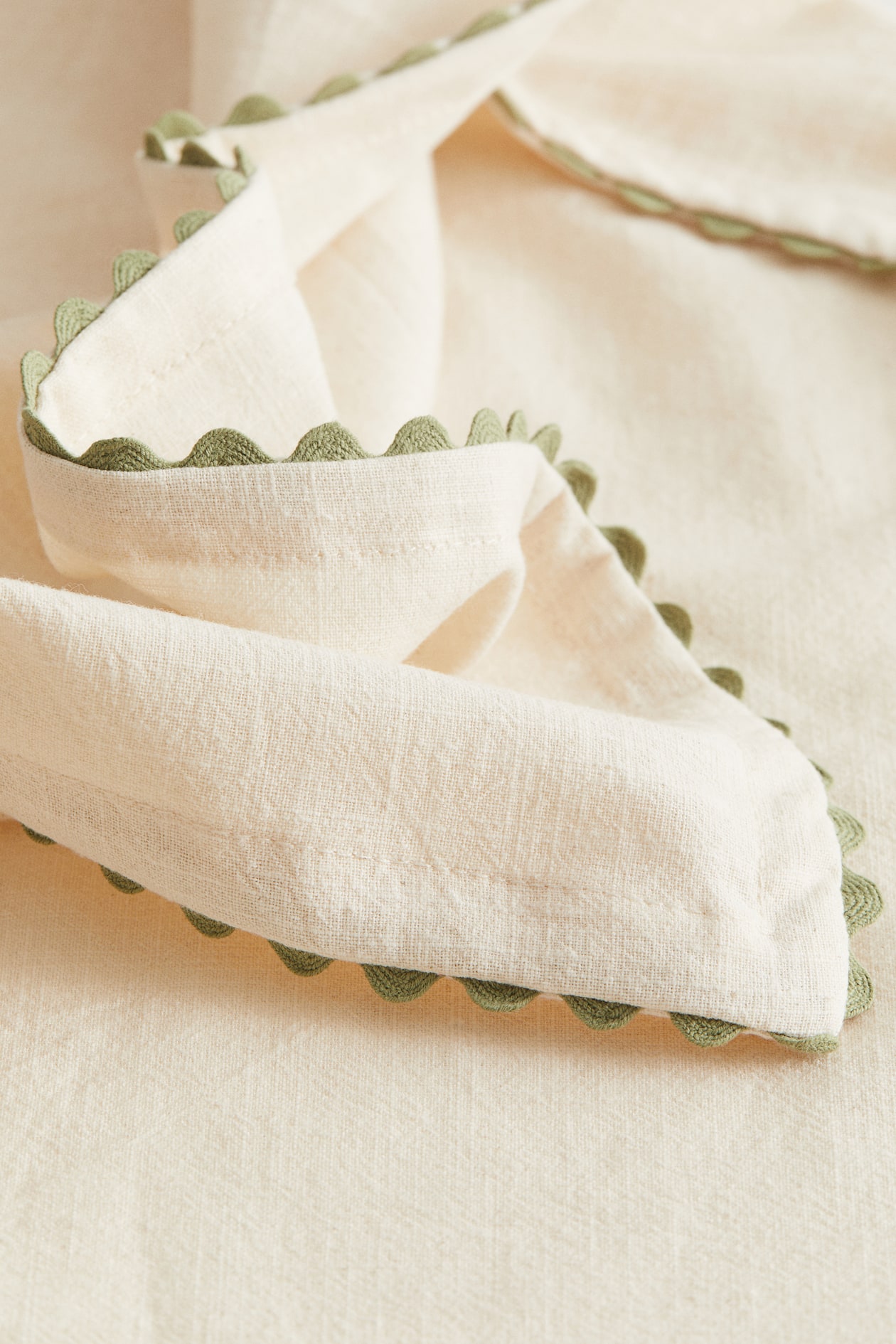 Scalloped-Edge Table Runner - Green/beige - Home All | H&M US