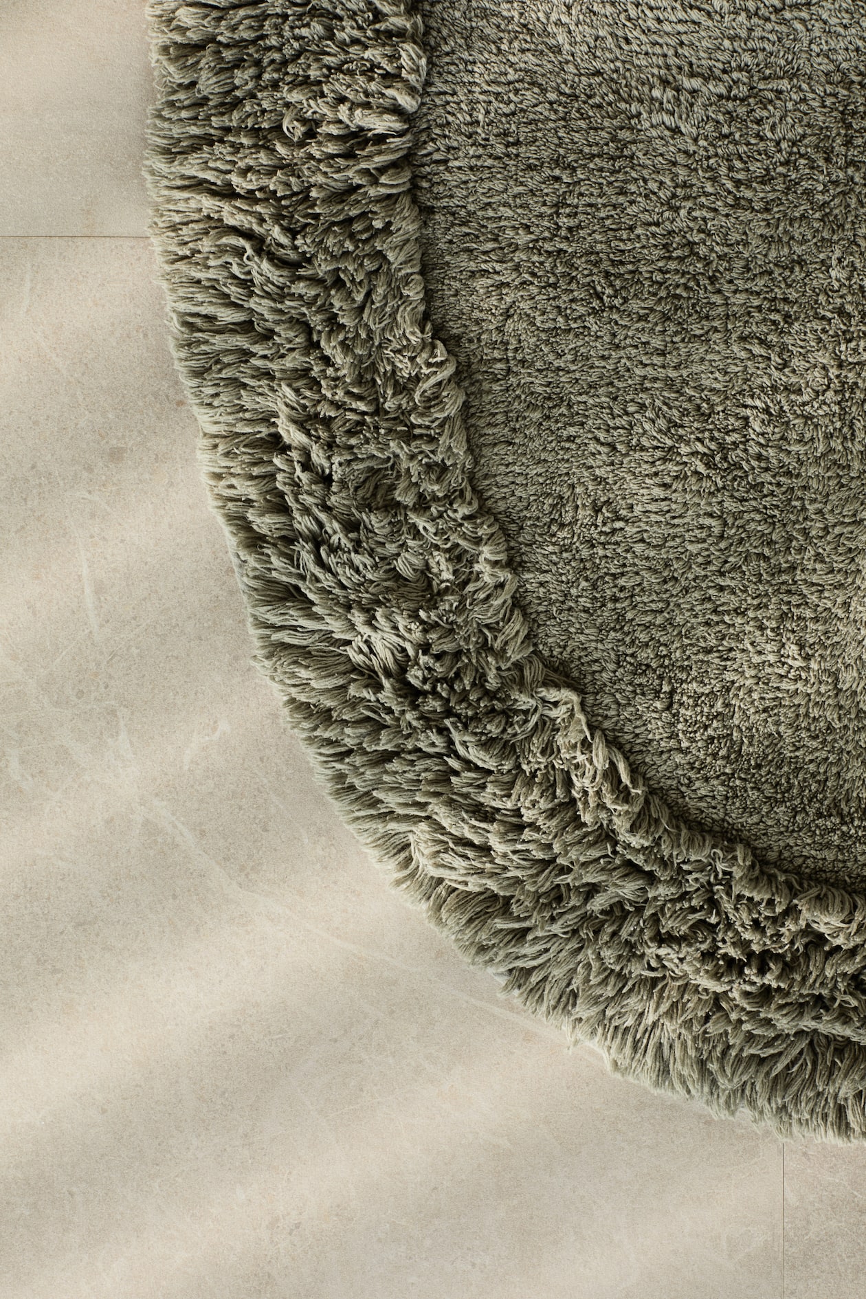 Khaki green Oval Tufted Bath Mat at H&M Home | H&M US