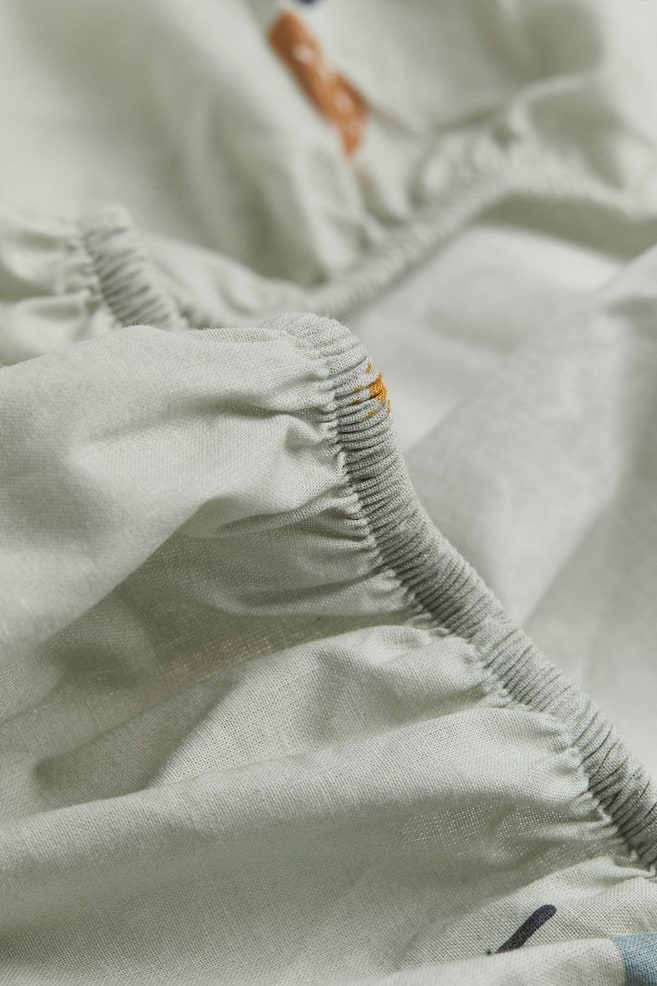 Patterned cotton fitted sheet - Light green/Vehicles - Home All | H&M GB