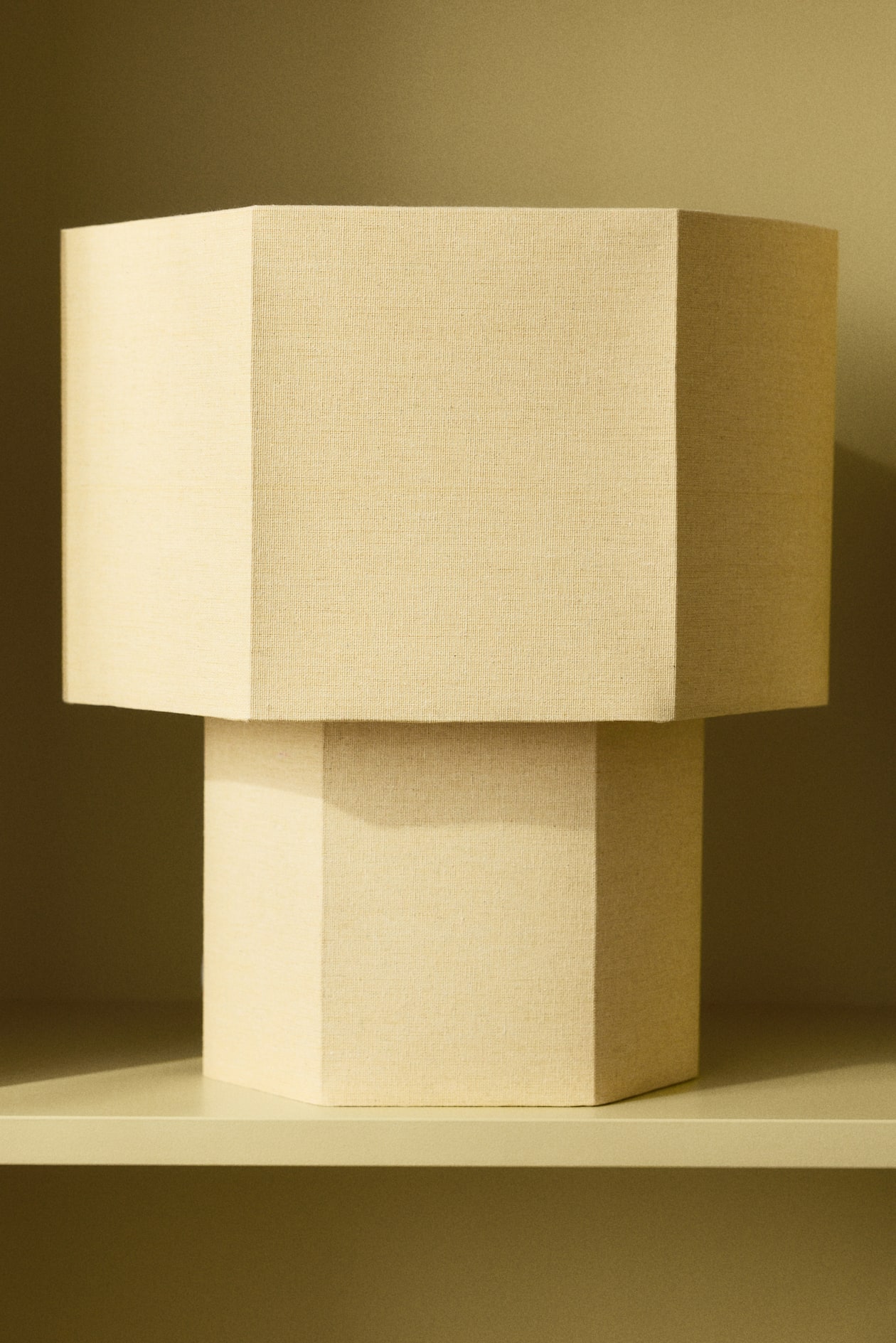 Light yellow Large hexagonal table lamp at H&M Home | H&M GB