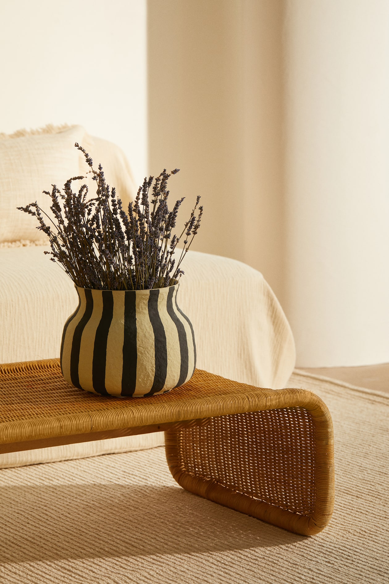 Large papier-mâché vase - Black/Striped - Home All | H&M IN