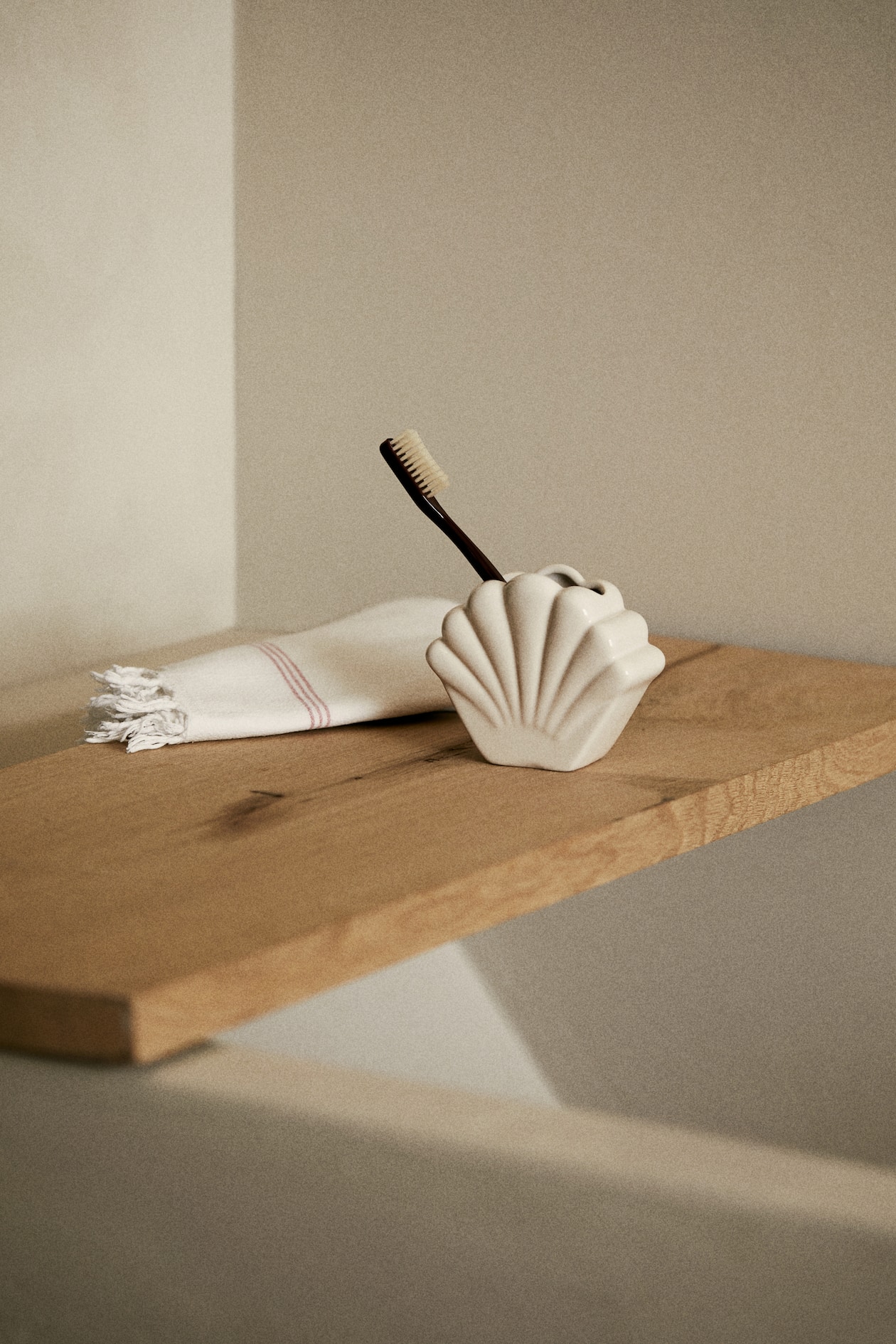 Light beige Seashell-Shaped Toothbrush Mug at H&M Home | H&M US