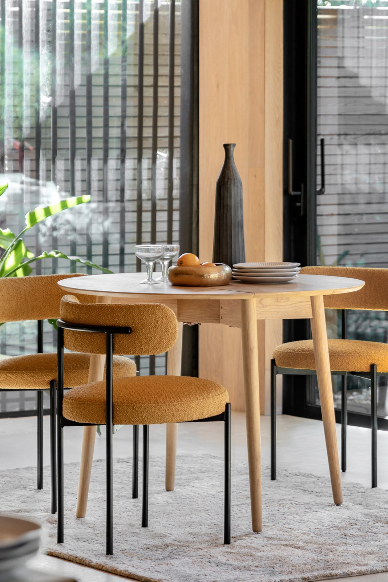 Natural Wood Veneer Round Dining Table at H&M Home | H&M GB