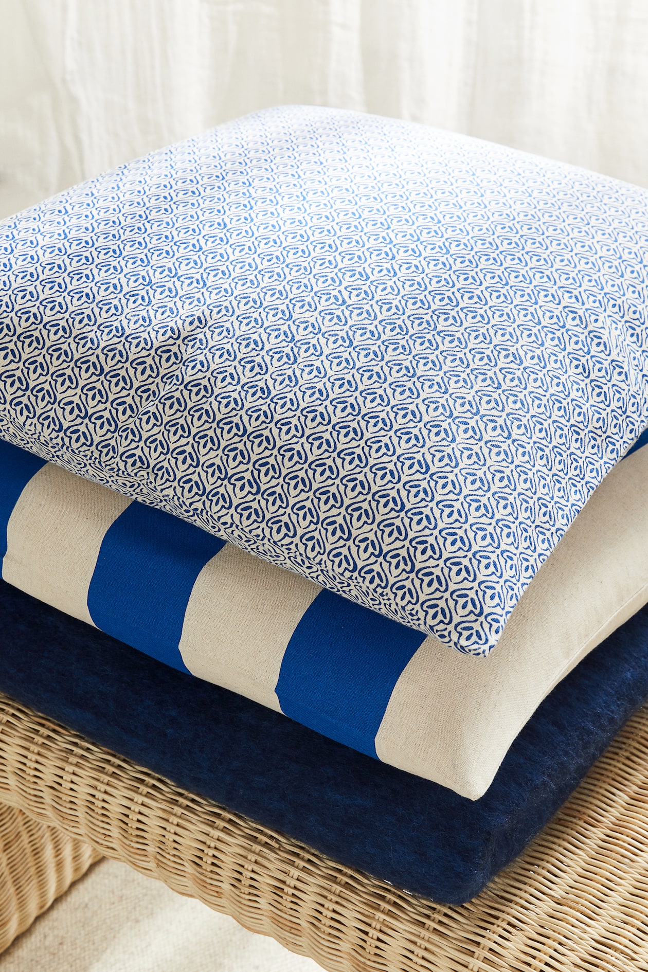 Patterned cushion cover - Light beige/Bright blue - Home All | H&M GB