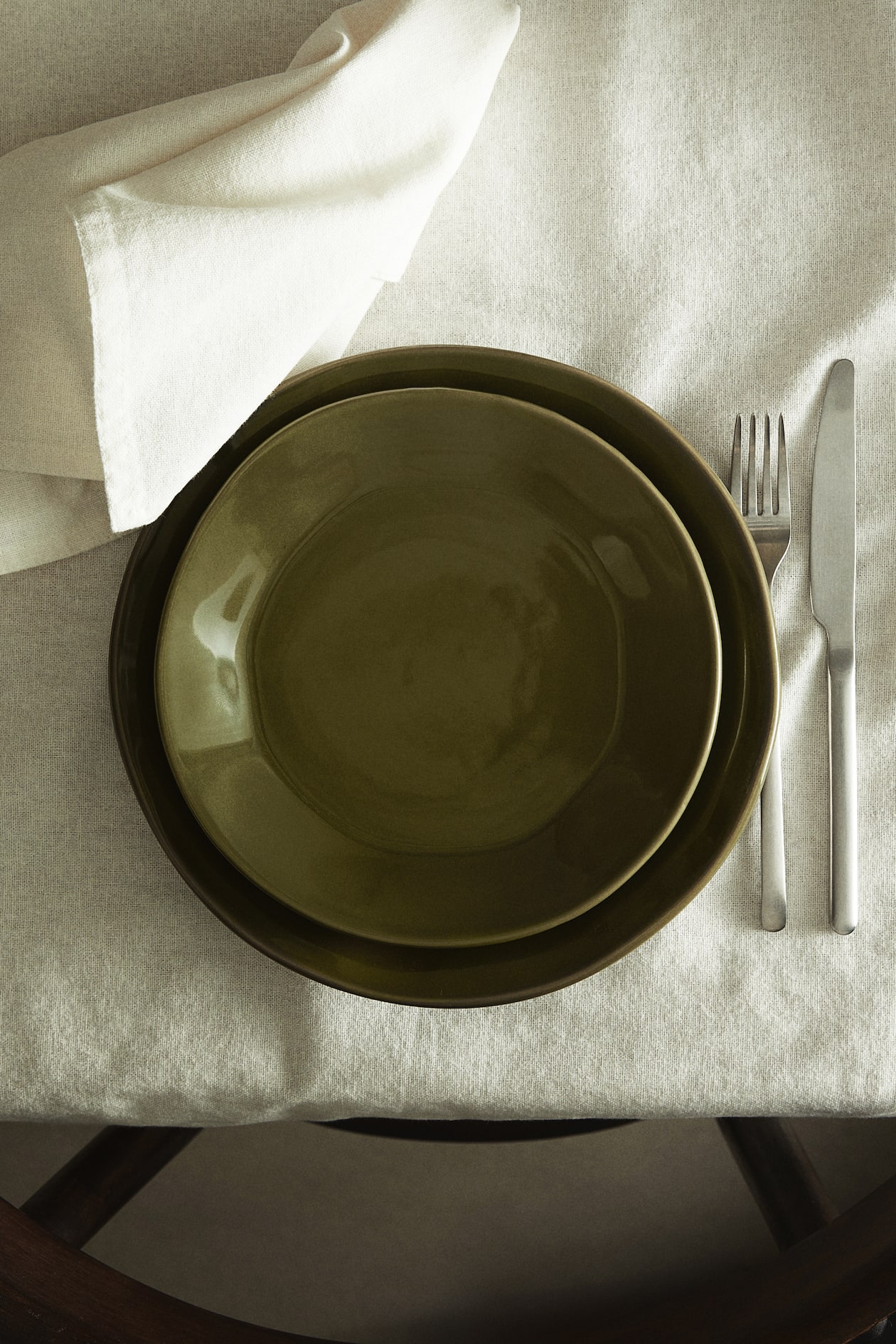Khaki green Stoneware Plate at H&M Home | H&M US