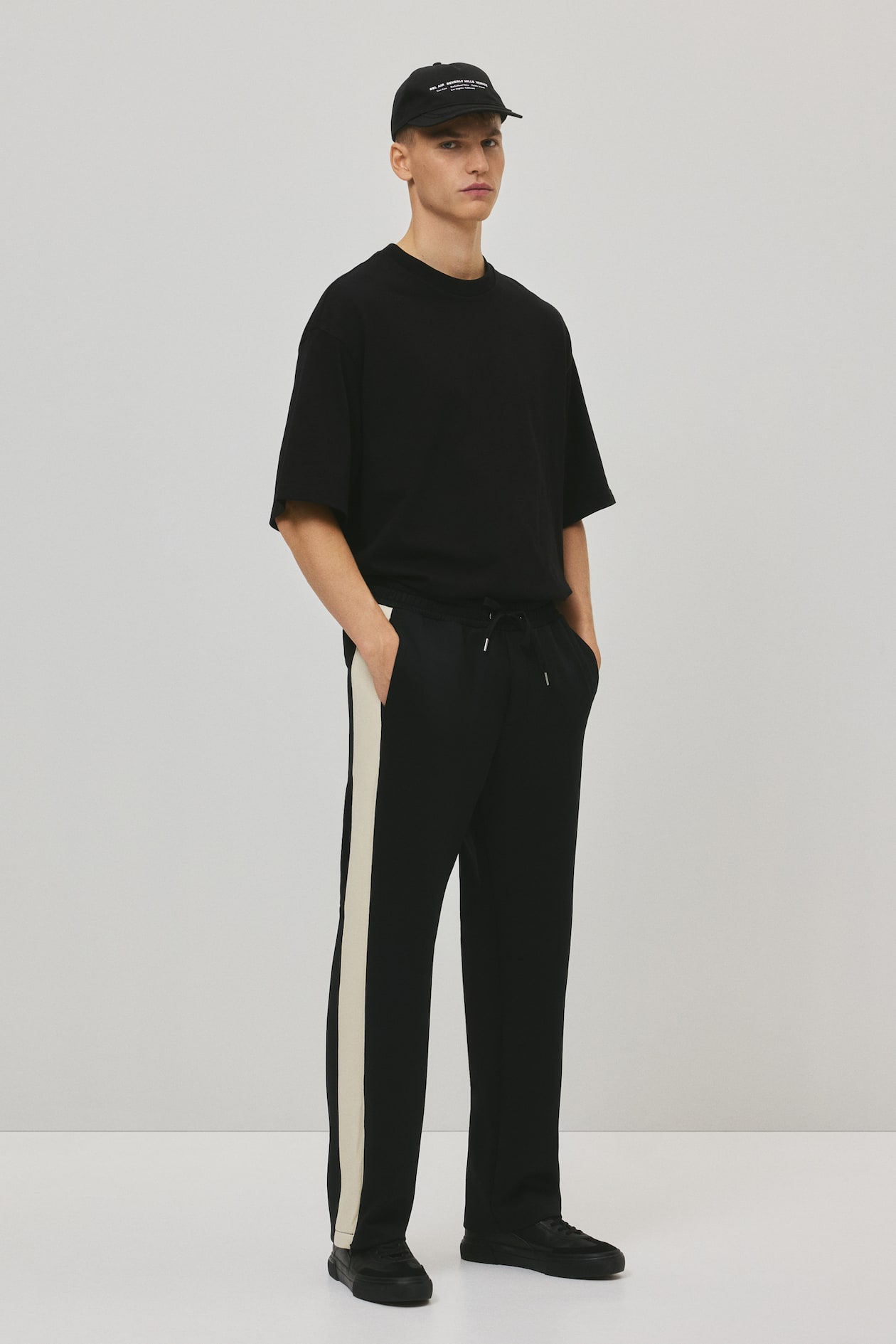 Men’s Black/Light beige Relaxed-Fit Sweatpants with Side Stripes | H&M CA