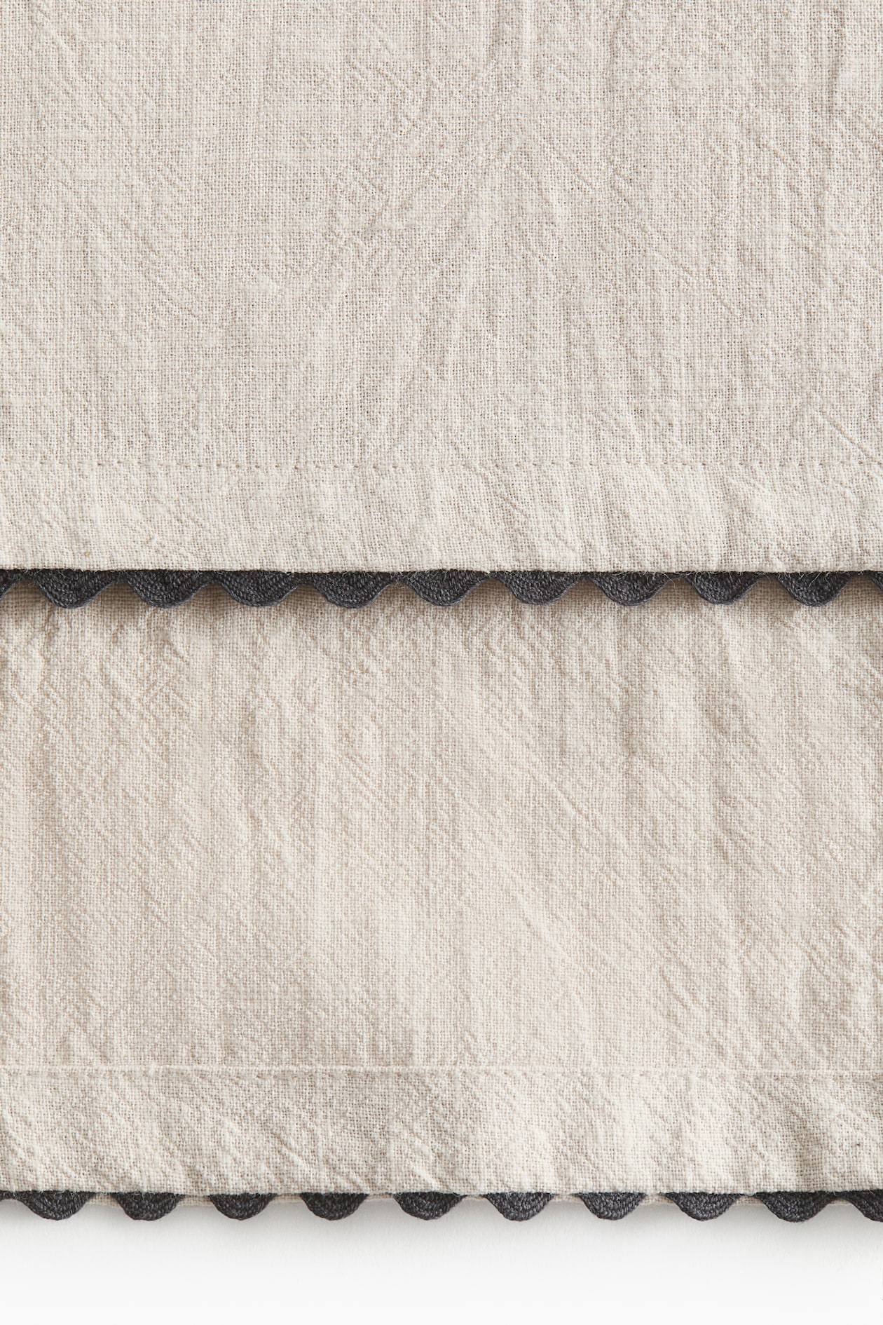 Dark gray/beige Scalloped-Edge Table Runner at H&M Home | H&M CA