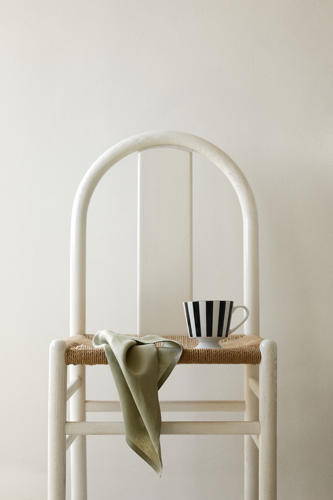 Krus i porcelæn med fod - Sort/Stribet - Home All | H&M DK