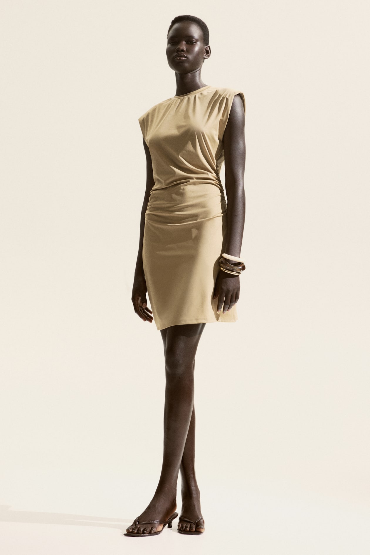 Kleid aus Interlock-Jersey mit Schulterpolstern - Beige - Ladies | H&M DE